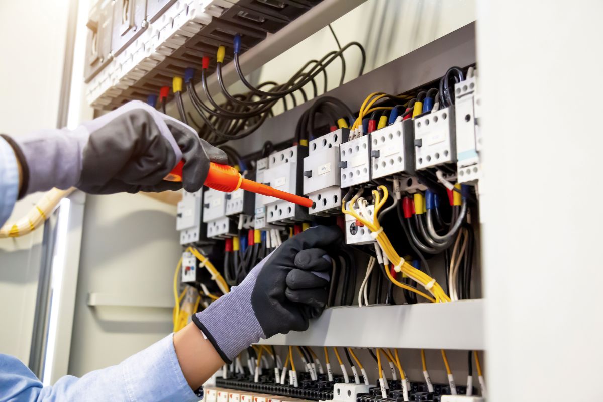 Les Bénéfices D'une Maintenance Régulière Pour Vos Systèmes électriques ...